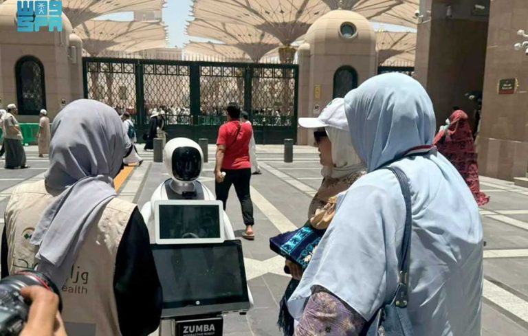 Saudi introduces Smart Robot near Prophet's Mosque in Medinah