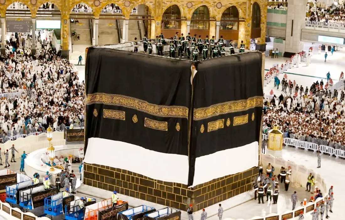 Holy Kaaba's cover "Kiswa" replaced as per annual tradition