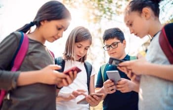 UAE Ministry bans mobile phones in schools for students, parents