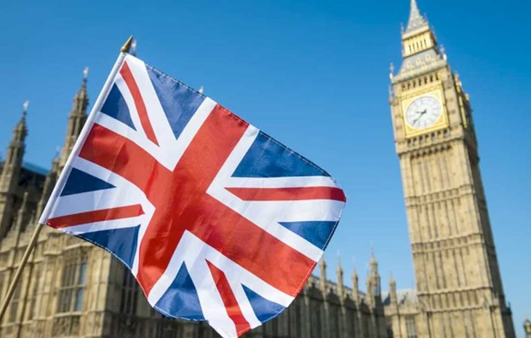 UK net migration falls to 204,000